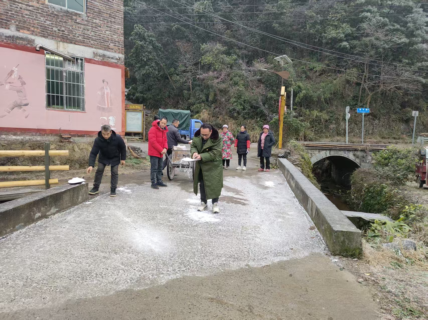 坪坦乡：干群联动除积冰 温情守护平安路 - 通道县人民政府