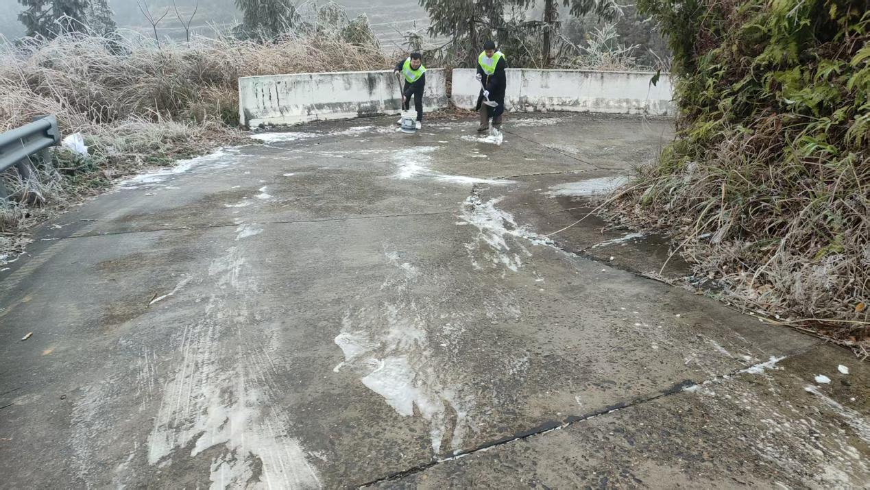 坪坦乡：干群联动除积冰 温情守护平安路 - 通道县人民政府